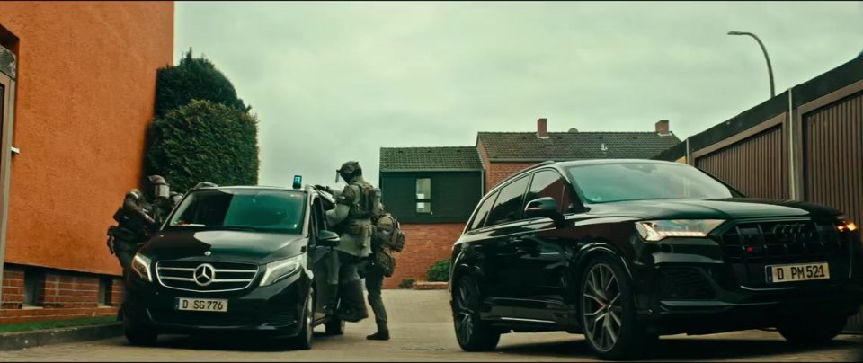 IMCDb.org: 2020 Audi SQ7 [Typ 4M] in "Faking Bullshit - Krimineller als ...